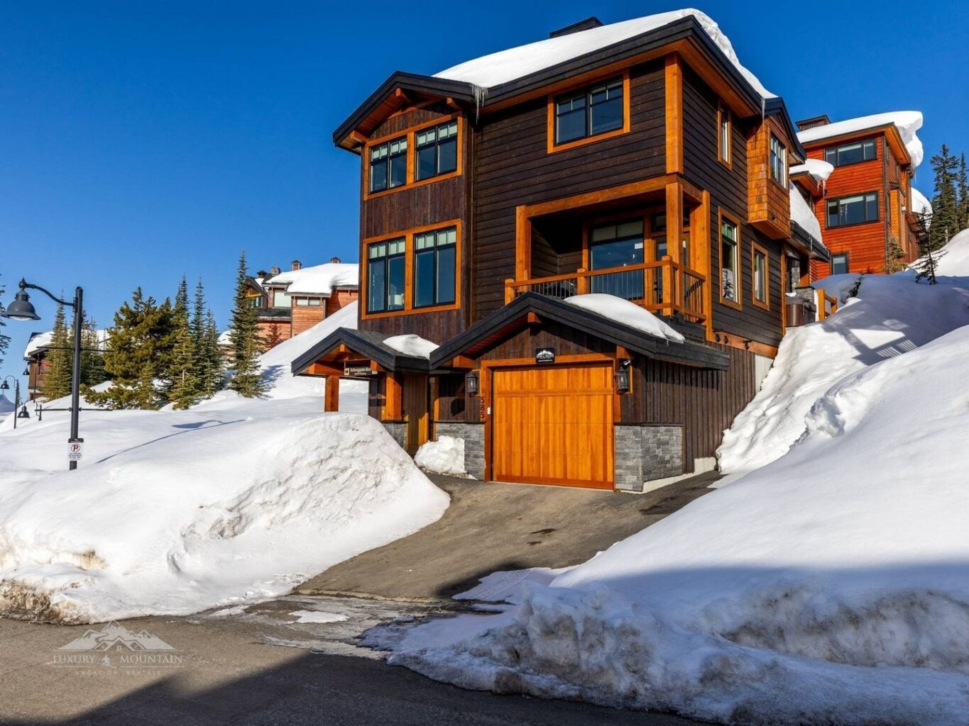 The Toboggan Run – Luxury 4-Bedroom Chalet at Big White | LMVR