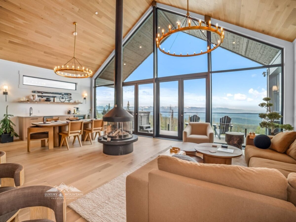 Snowball Effect – Luxury 4+ Bedroom Chalet at Big White | LMVR