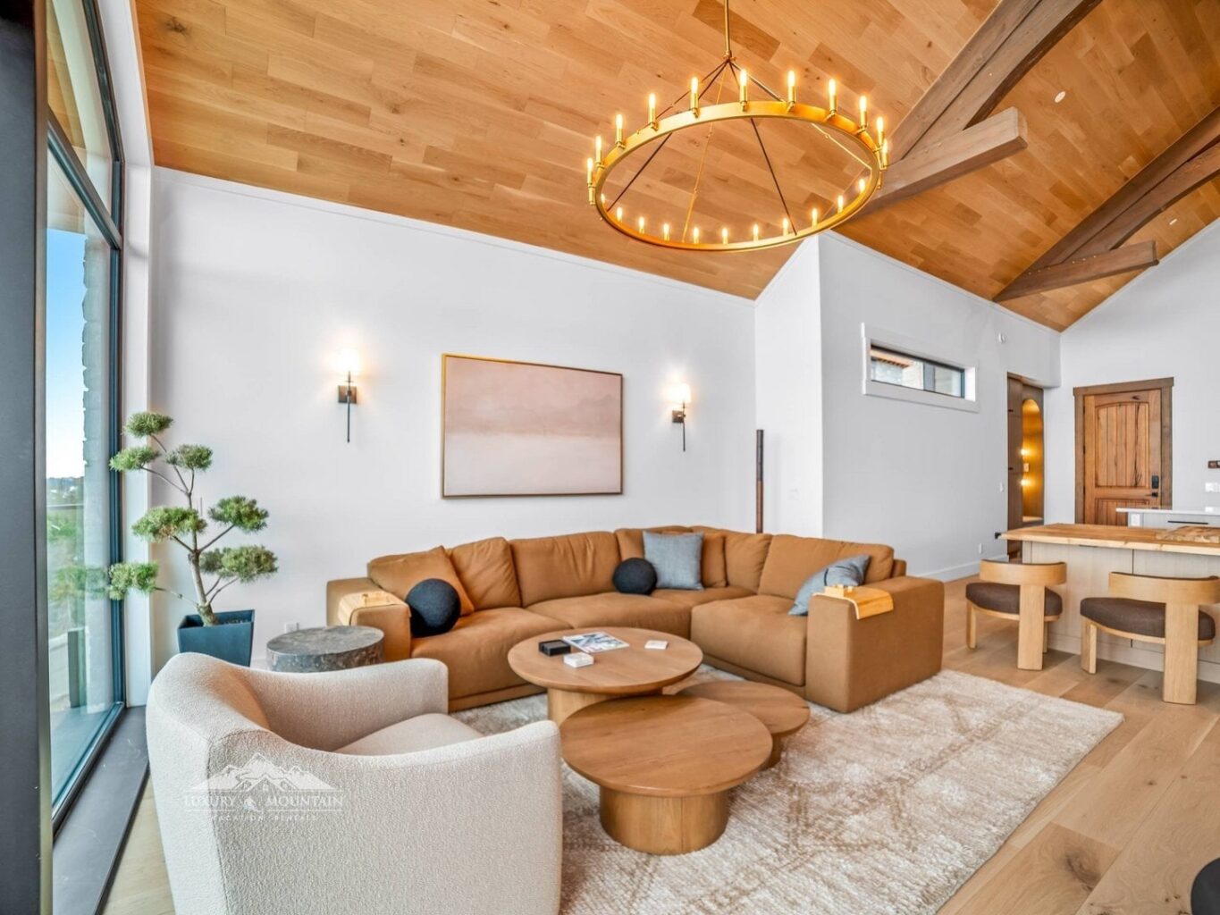 Snowball Effect – Luxury 4+ Bedroom Chalet at Big White | LMVR